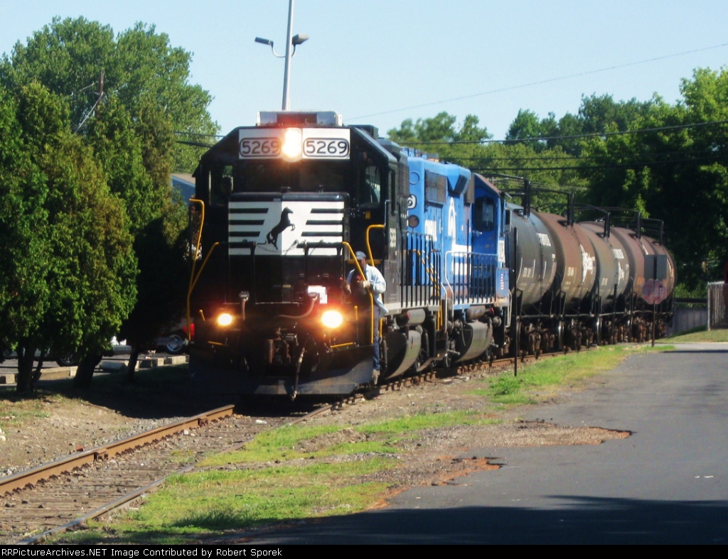 YPMO-R1 with ex-Conrail #3026
